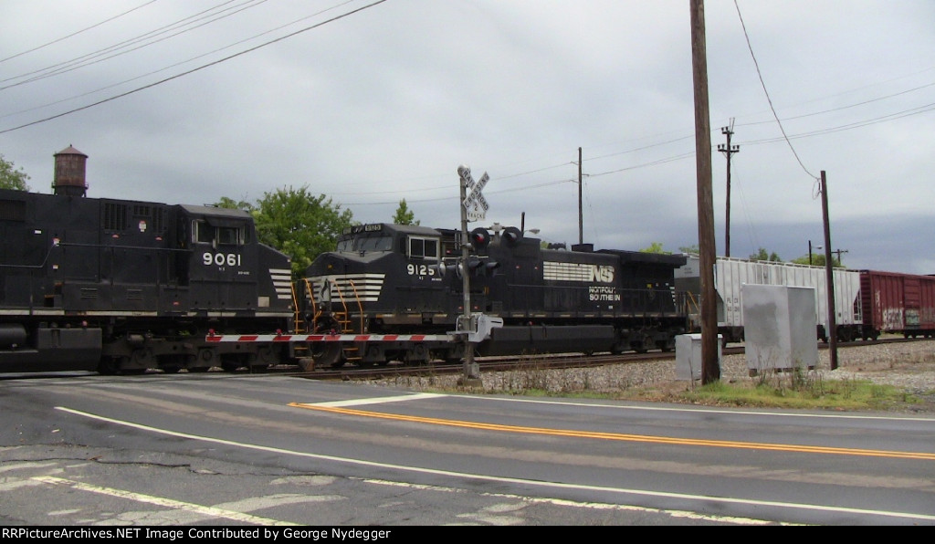 NS 9125 & 9061 / C40-9W pulling a freight train
